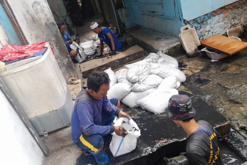 SDA Penjaringan bersihkan saluran air antisipasi banjir - ANTARA News ...