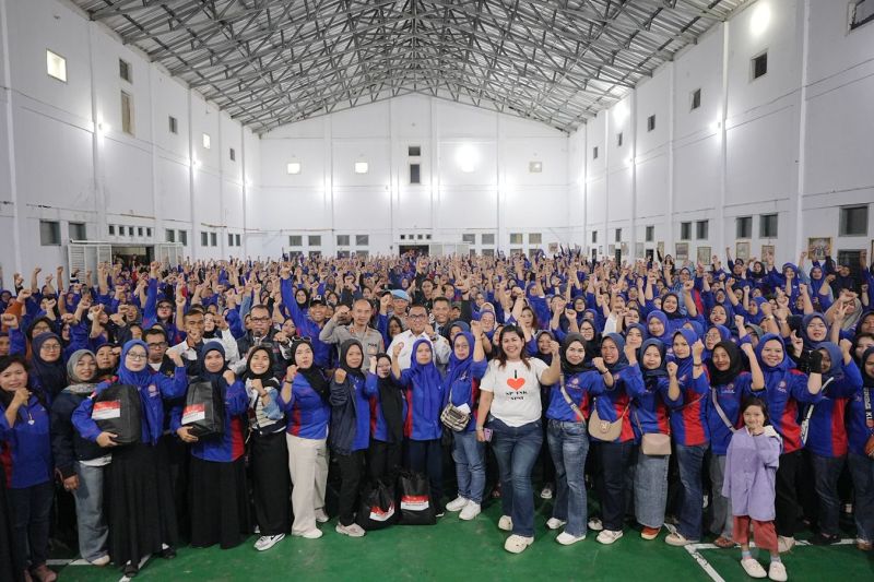 Presiden KSPSI serahkan bantuan Kapolri untuk ribuan buruh terkena PHK - ANTARA News