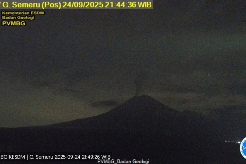 Gunung Semeru erupsi disertai letusan setinggi 900 meter Rabu malam ...
