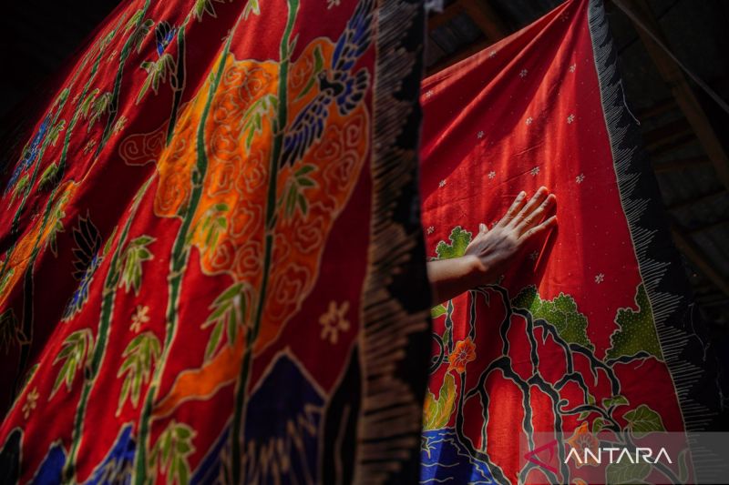 Hari Batik Nasional 2025: Ini alasan harus bangga kenakan batik ...