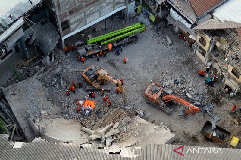 Basarnas sisir lokasi reruntuhan Al Khoziny sebelum operasi berakhir ...