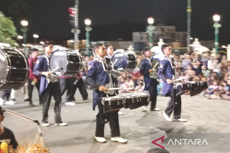 37 tim marching band meriahkan "street parade" Piala Raja HB X - ANTARA ...