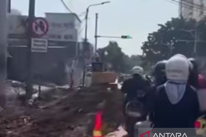 Jalan Pos Pengumben macet imbas pembuatan drainase, ini kata Sudin SDA ...