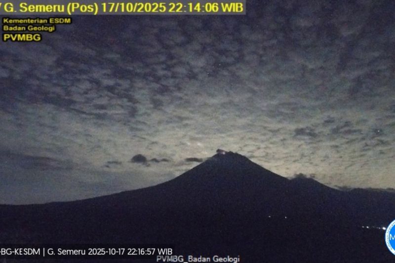 Gunung Semeru kembali erupsi disertai letusan pada Jumat malam - ANTARA ...