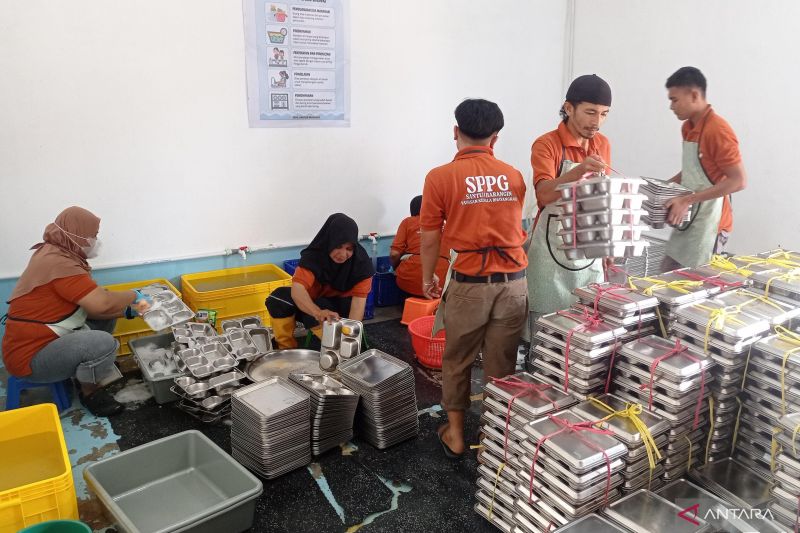 SPPG Sawahlunto awasi ketat proses cuci ompreng MBG secara berlapis ...