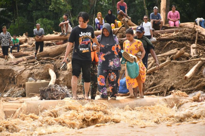 Army sets up temporary bridge to restore access in South Tapanuli ...