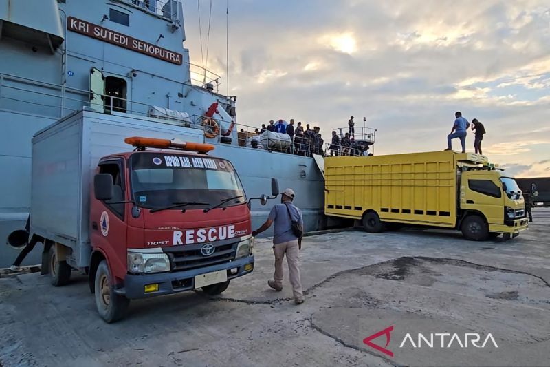 Sejumlah KRI TNI AL distribusi bantuan korban banjir di Aceh - ANTARA News