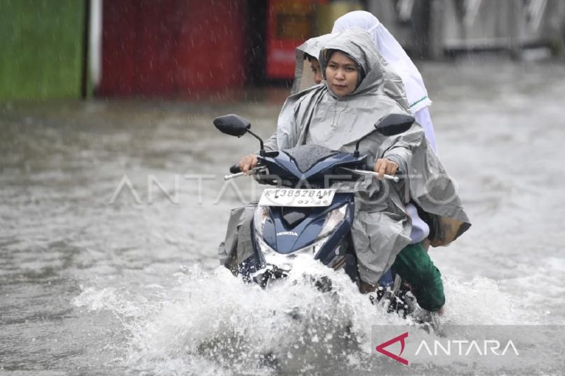 Banjir dominasi catatan bencana Kaltim pada 2025 - ANTARA News ...