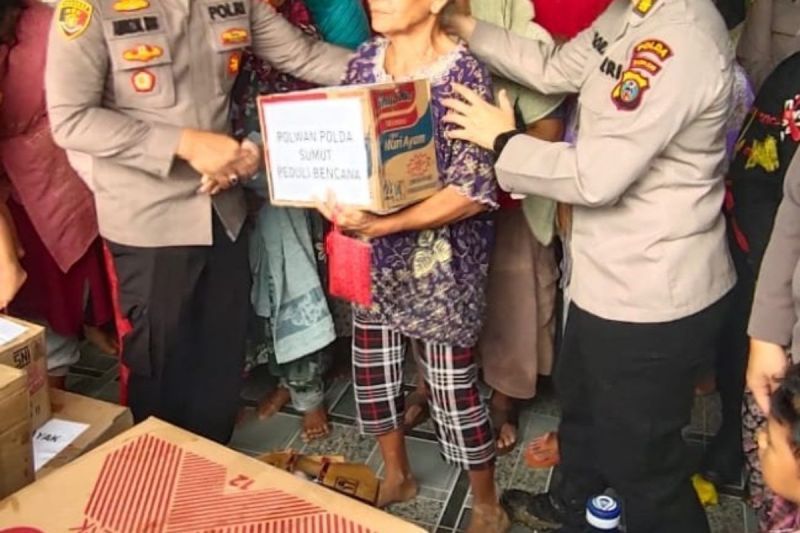Polwan Polda Sumut bantu warga terdampak banjir Pangkalan Brandan ...