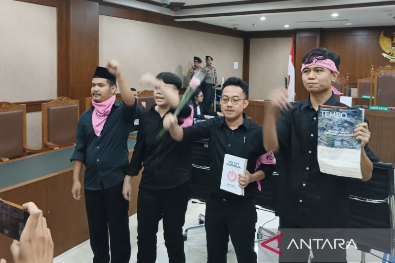 Orasi dan pembagian mawar oleh Delpedro dkk warnai sidang perdana ...