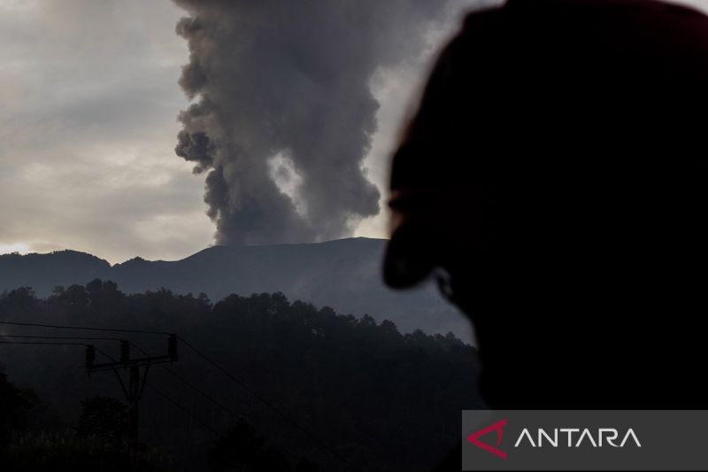 Gunung Marapi meletus Selasa pagi, erupsi perdana pada awal 2026 ...