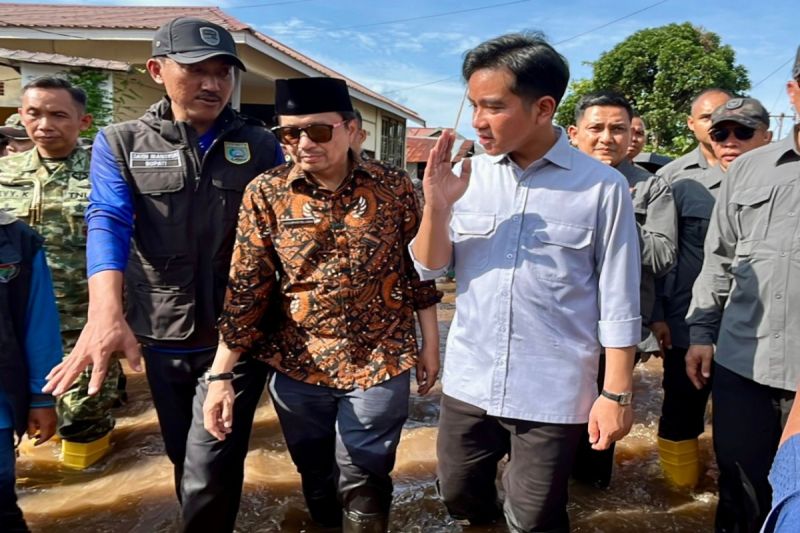 Wapres Gibran tinjau banjir di Sungai Tabuk disambut antusias warga ...