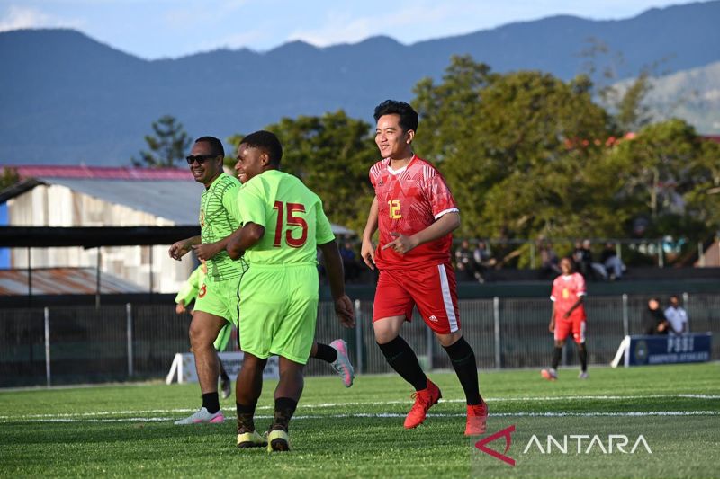 Gibran main sepak bola bersama anak-anak Wamena Papua, cetak tiga gol ...