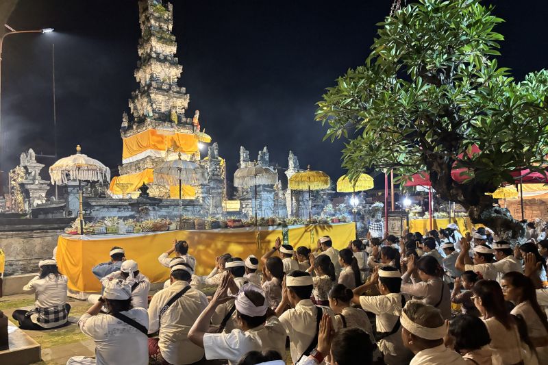 Umat Hindu sembahyang dan mekemit Siwaratri di Pura Jagatnatha - ANTARA ...