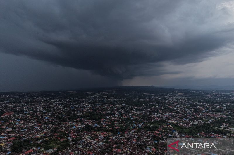 BMKG prakirakan hujan dan hujan petir dominasi guyur kota besar ...