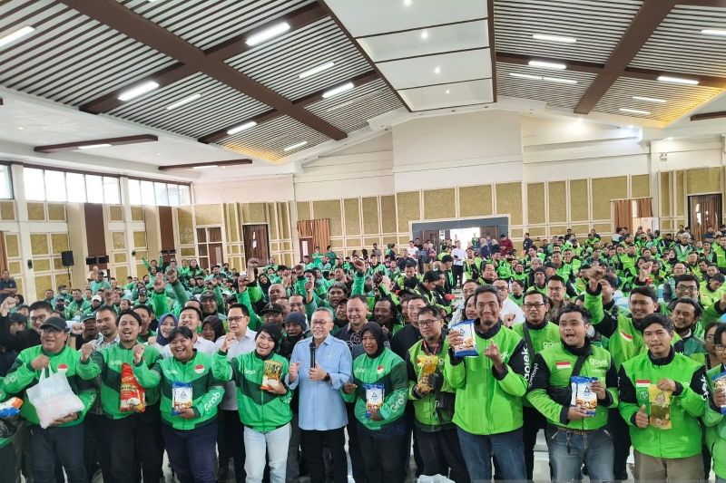 Menko Zulhas hadiri pembagian sembako pada ratusan ojek daring - ANTARA ...