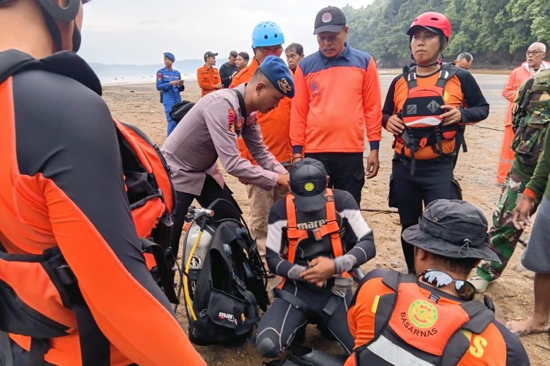 Basarnas terjunkan tim penyelam, cari wisatawan hilang di Pantai Sine ...