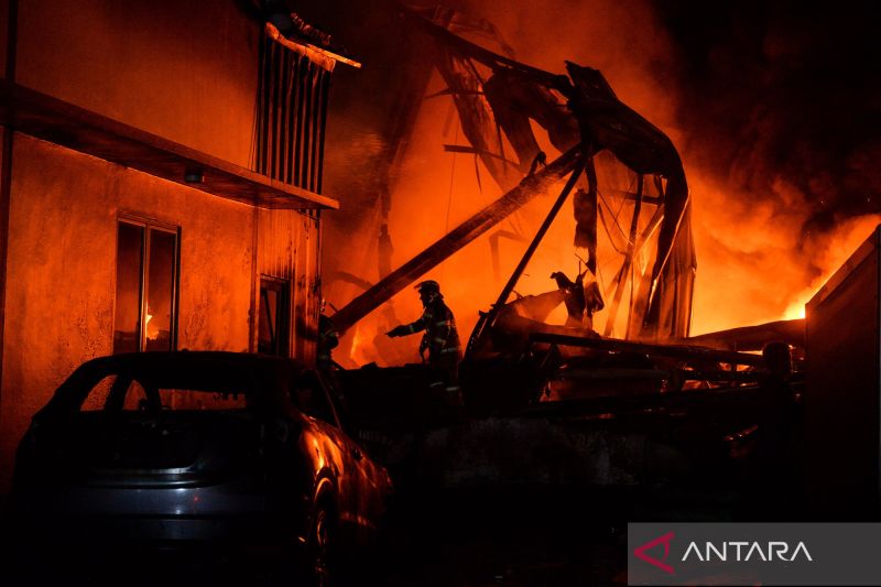 Delapan mobil damkar dikerahkan! pabrik cat di Tangerang terbakar hebat ...