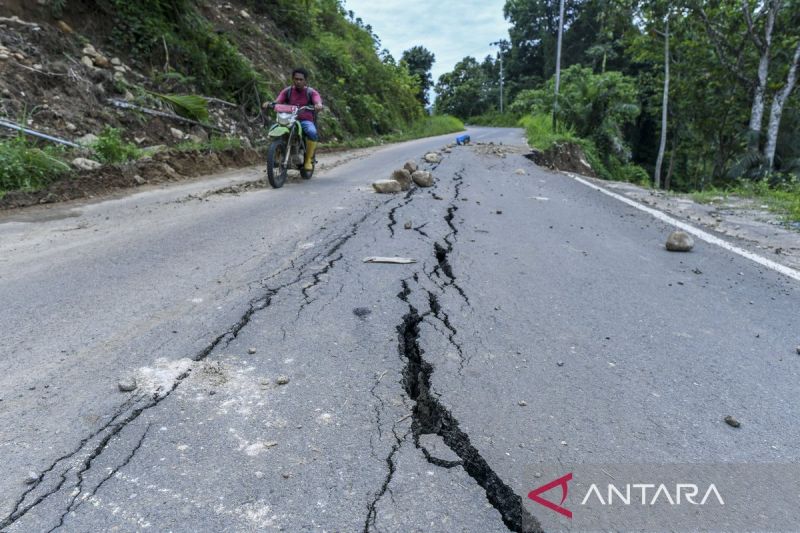 Jalan Padang Koto Gadang-Malalak di Agam retak dan terban - ANTARA News
