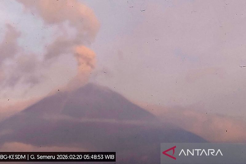 Gunung Semeru tujuh kali erupsi dengan tinggi letusan hingga 1 km ...