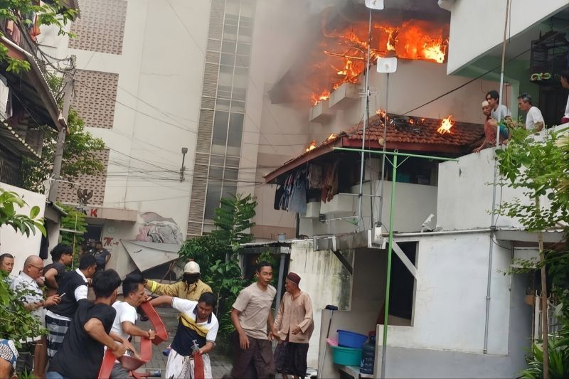 Rusun Sombo Surabaya terbakar diduga akibat korsleting listrik - ANTARA ...
