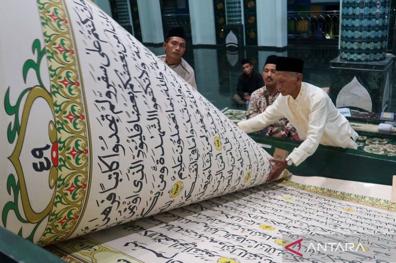 Tadarus Al Quran raksasa di Masjid Agung Baiturrahman Banyuwangi ...