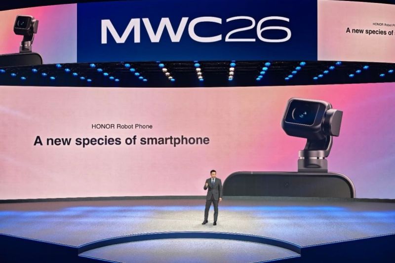 CEO HONOR Tampil di Panggung MWC 2026, Robot Phone Mendapat Banyak ...