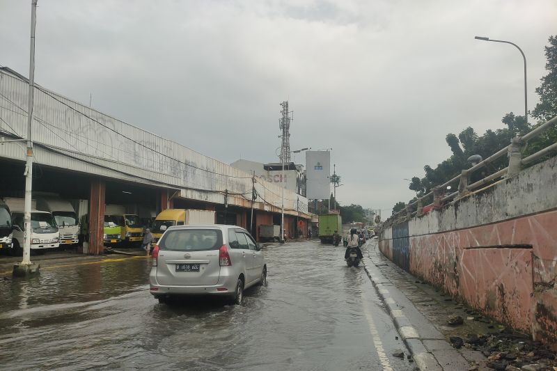 Banjir di Jalan Latumenten Jakbar tak kunjung surut - ANTARA News