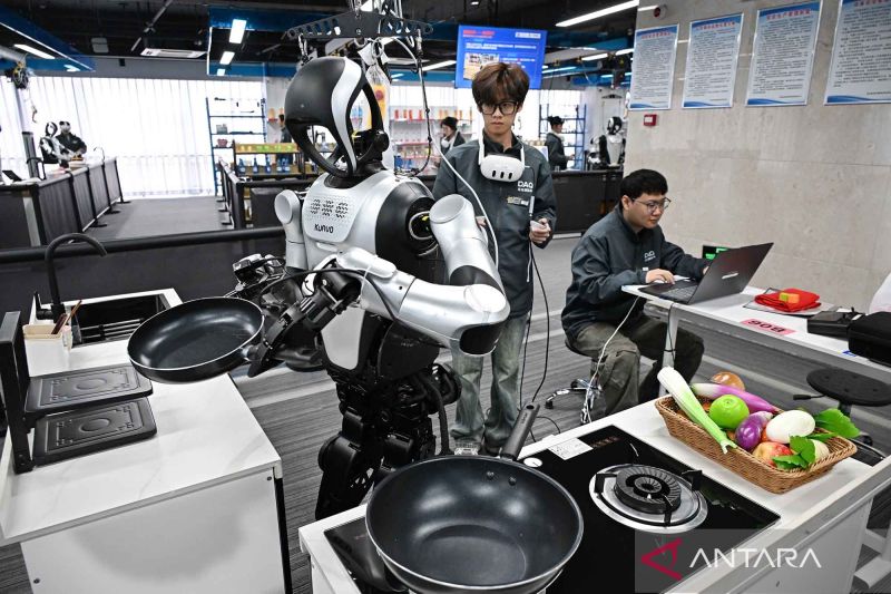 China kembangkan robot humanoid berotak cerdas untuk bantu industri ...