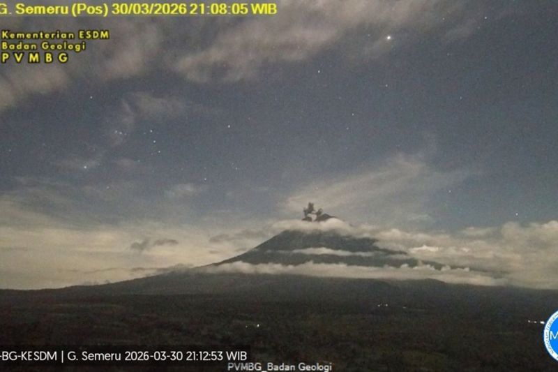 Gunung Semeru kembali erupsi disertai letusan setinggi 600 meter ...
