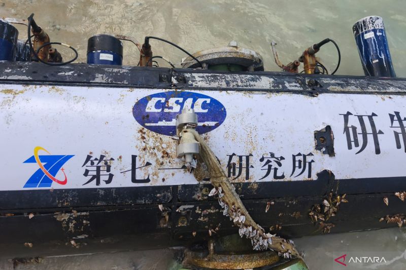 Indonesia's navy probes suspected unmanned sub found off Lombok ...