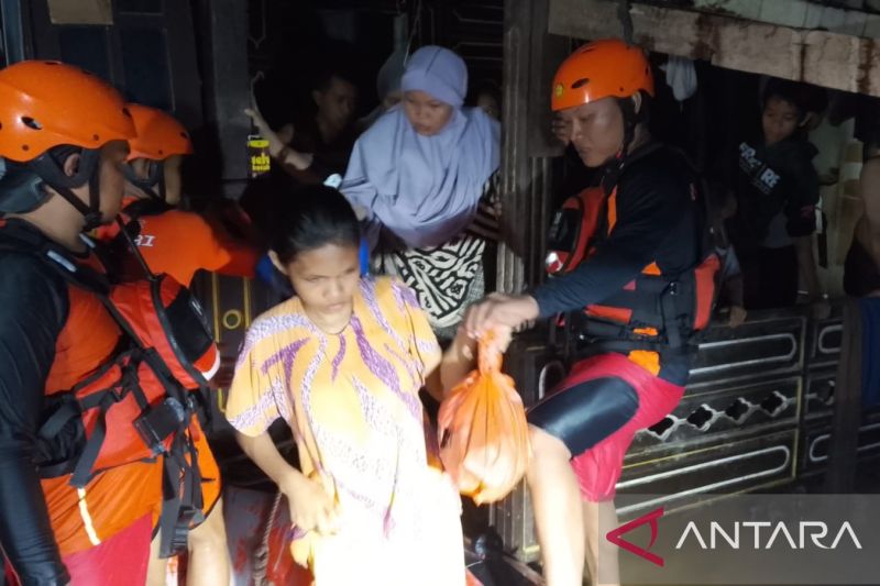 Tim SAR evakuasi ratusan warga terdampak banjir di Wosi Manokwari ...