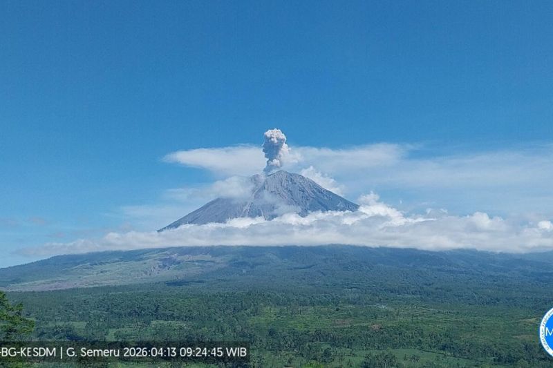 Gunung Semeru kembali erupsi Senin pagi, tinggi letusan capai 1 km ...
