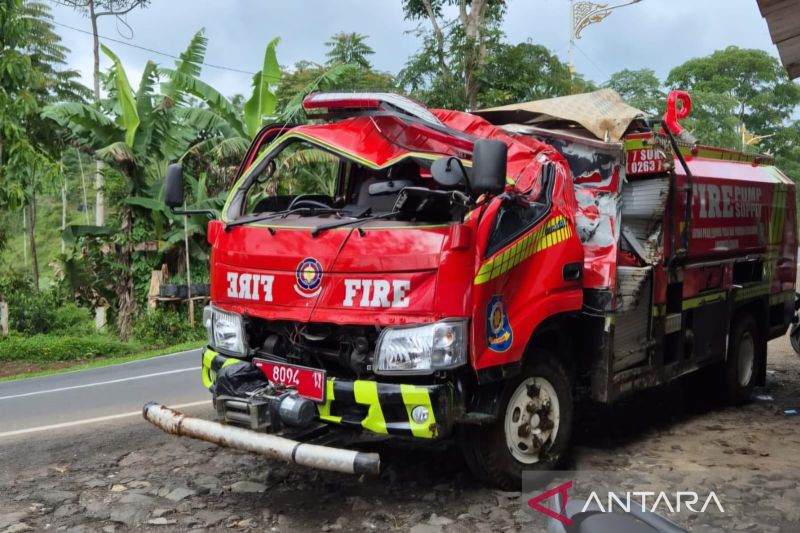 Damkar tertimpa balok beton saat kerja bakti di Kantor DLH - ANTARA ...