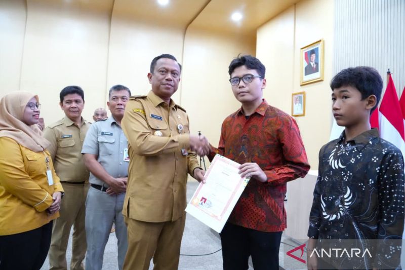 Pemkot Jaktim bantu akses pendidikan 297 warga lewat pemutihan ijazah ...
