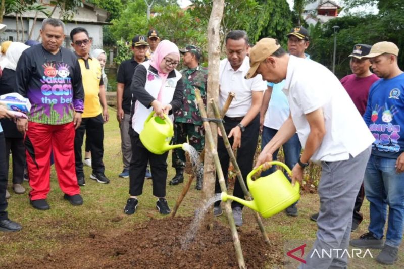Pemkot Jaktim lakukan penataan jalur hijau di tiga titik strategis ...