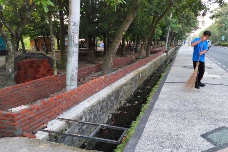 DLH Mataram menata taman dan lahan parkir di kawasan Udayana - ANTARA ...