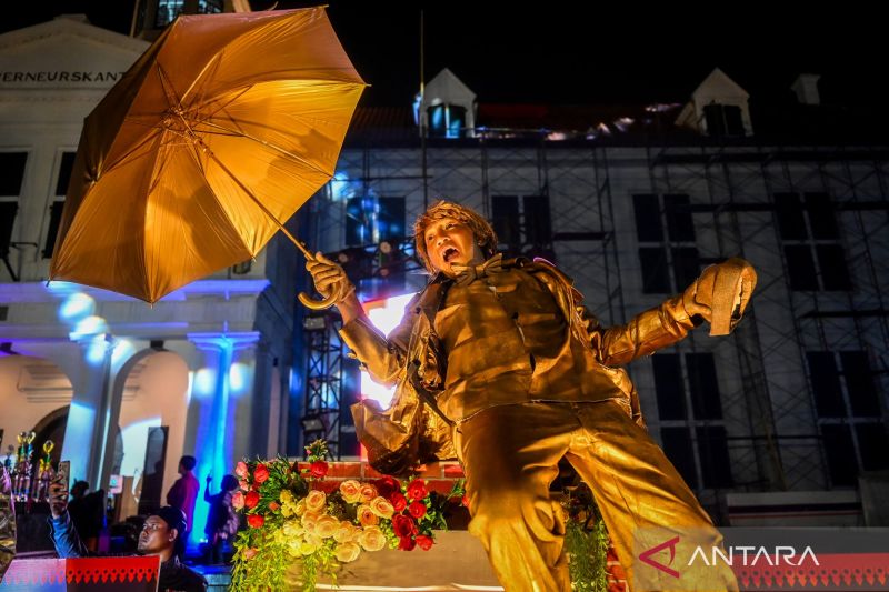 Festival manusia patung Humanoid di Kota Tua sambut HUT ke-499 Jakarta ...
