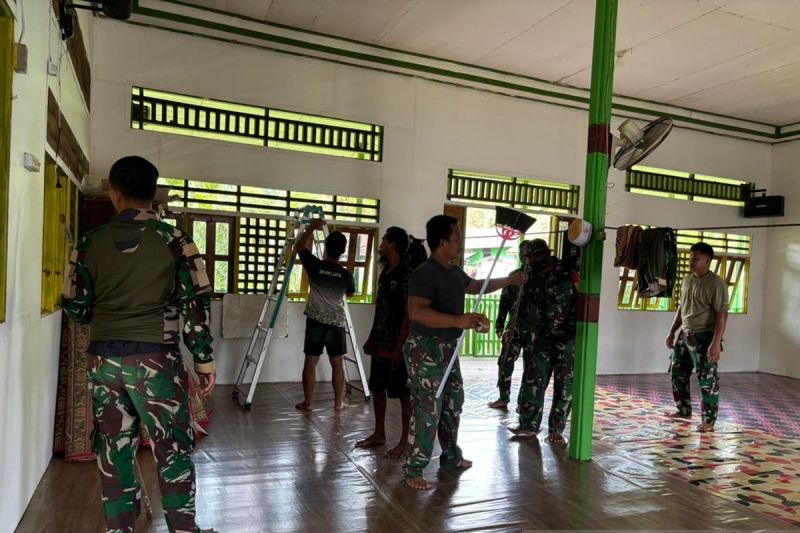 Yonif 511 bersihkan Masjid Dabra Mamberamo Raya sambut Idul Adha 1447 H ...