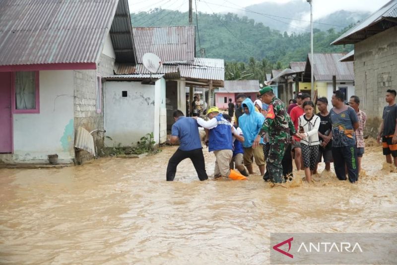 BNPB opens public kitchen, provides food for N Gorontalo flood victims ...