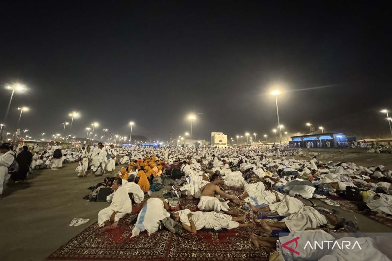 Jamaah haji Indonesia mabit di Muzdalifah - ANTARA News
