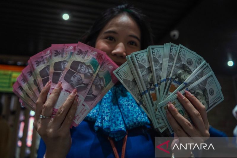 Ekonom: Rupiah bisa "rebound" jika "policy mix" fiskal-moneter membaik ...