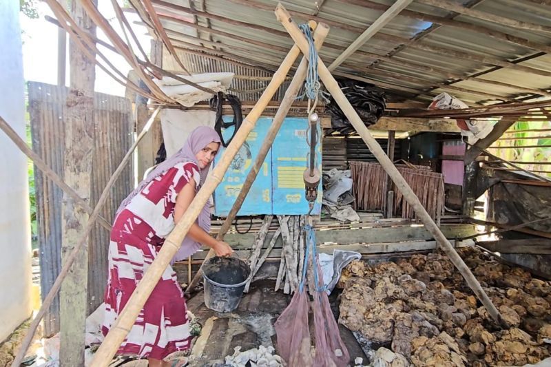 Warga Awayan gembira harga karet lebih tinggi dari biasanya - ANTARA ...