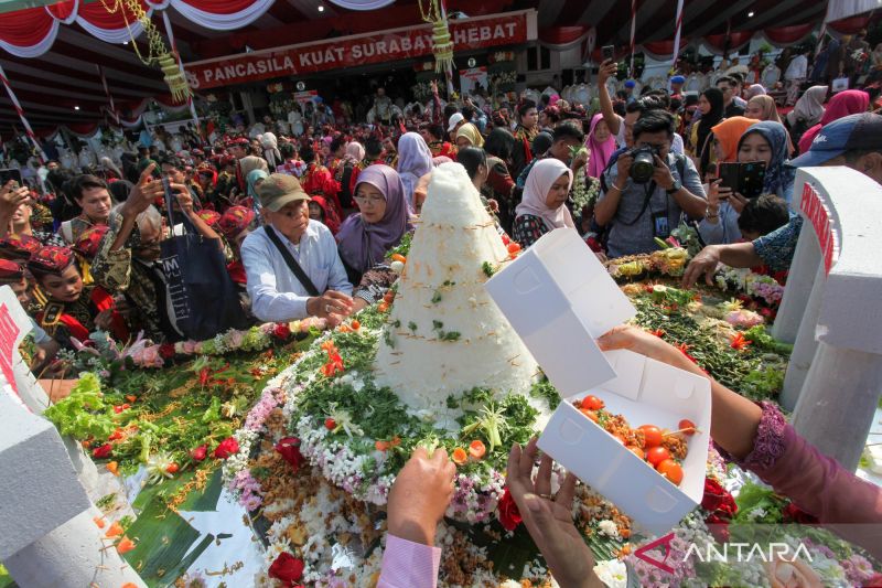 HUT ke-733 Surabaya berlangsung meriah, tumpeng jadi rebutan warga ...