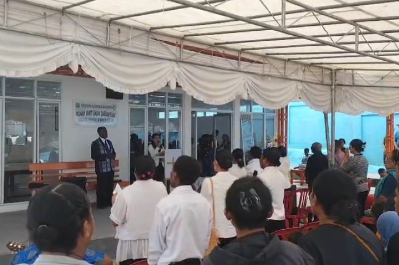 Lima jenazah korban ledakan bom bekas PD II dimakamkan di Biak - ANTARA ...