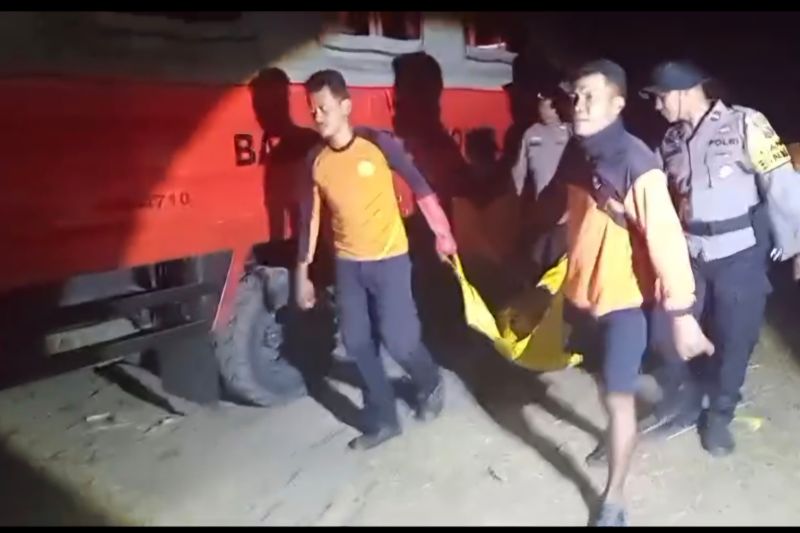 Tim SAR temukan dua jenazah korban terseret ombak di pantai Jember ...