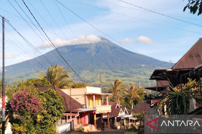 Brigade kembali buka jalur pendakian Gunung Dempo - ANTARA News ...
