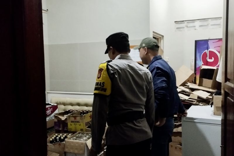 Polisi menyita 379 botol miras dari tiga toko berjejaring di Bantul ...