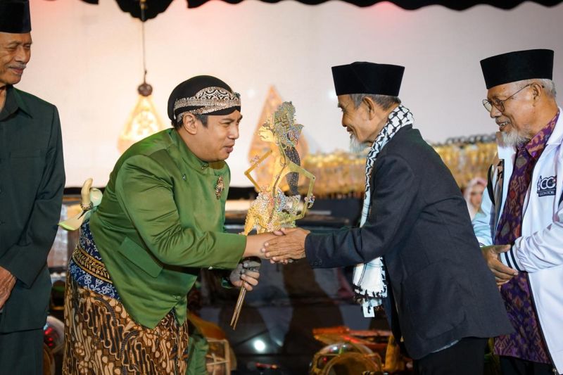 Wayang kulit 100 tahun Gontor jadi media dakwah para santri - ANTARA ...