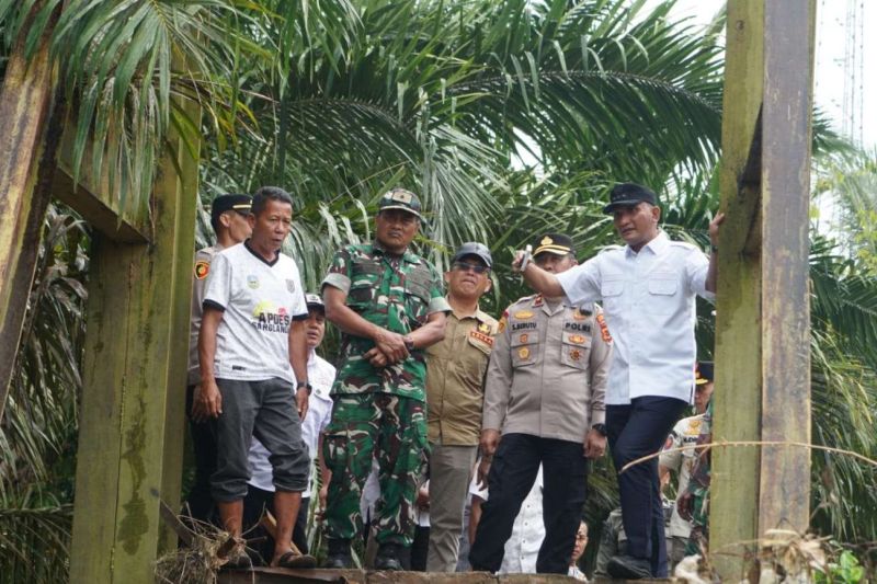Tinjau jembatan putus Bupati Sarolangun sarankan warga pakai perahu ...